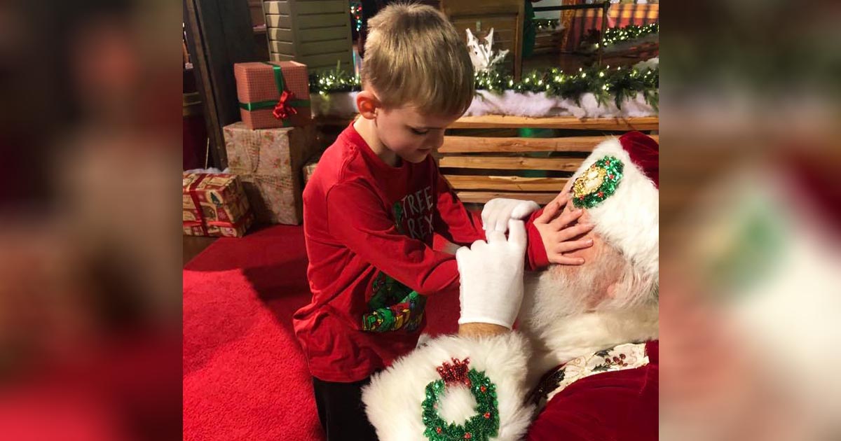 Santa Kneels For Blind Boy With Autism, Lets Him Feel His Face and ...