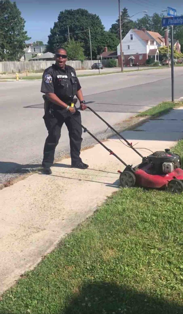 Pennsylvania Police Officer Mows Lawn For Disabled Elderly Woman | FaithPot