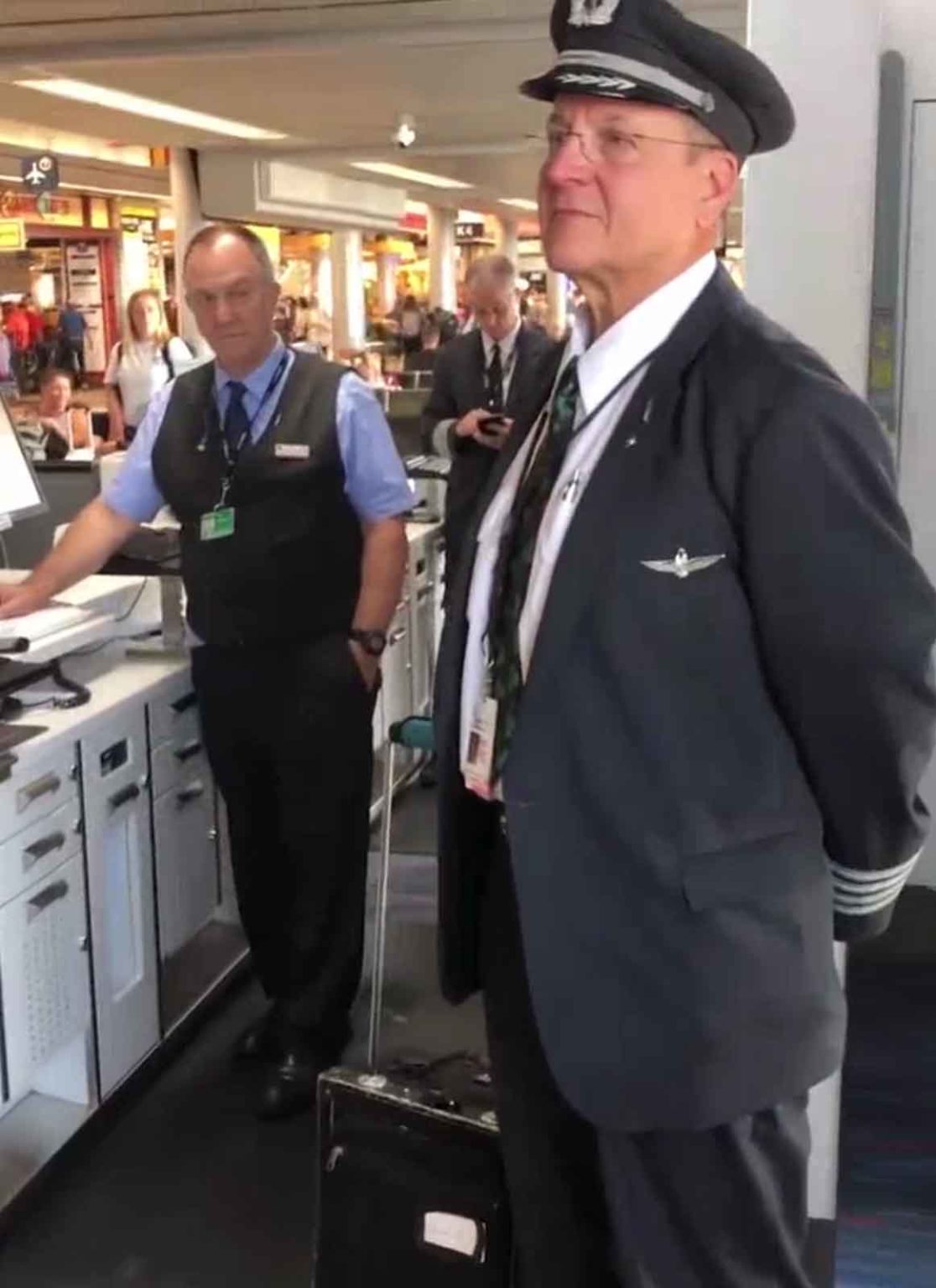 Passengers Gives Retiring Pilot An Emotional Send Off Singing ‘Irish ...
