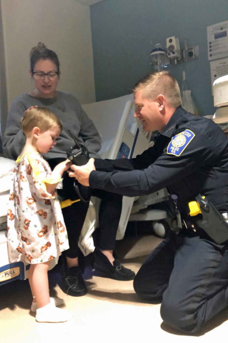 Police Officer Fulfills Little Patient's Wish Before Leaving Hospital ...