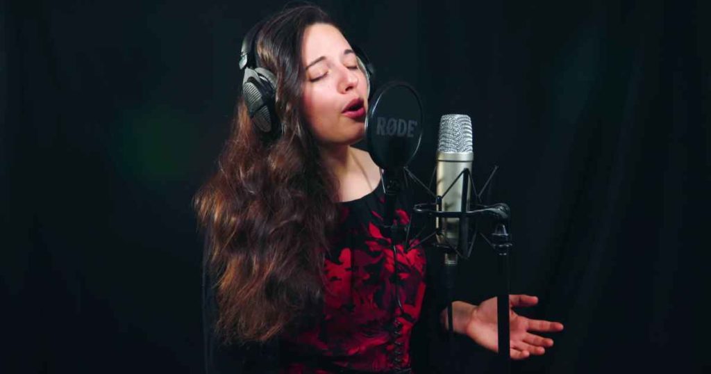 Sarah Reeves Sings 'Good Good Father', It's Absolutely Amazing! | FaithPot