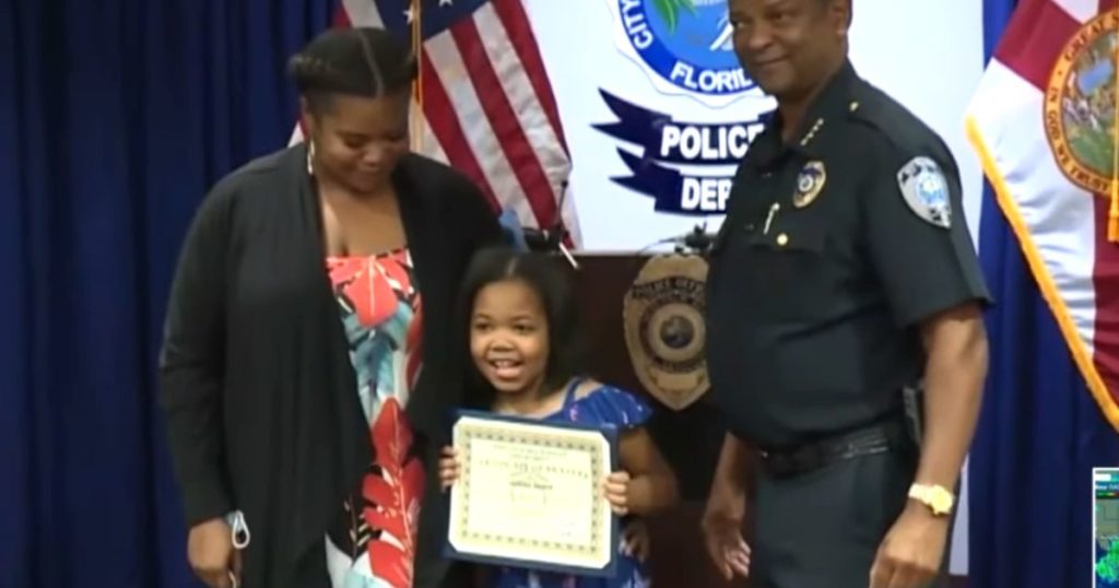 Brave 9-Year-Old Girl Protects Her Mom And Runs After A Mugger | FaithPot