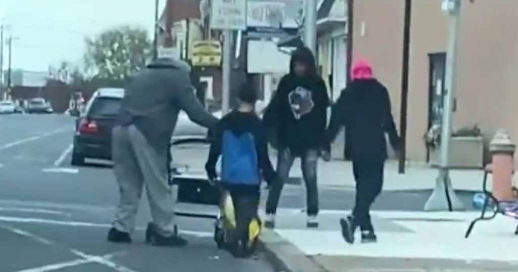 Three Kids Help Elderly Man Get Off Bus, And A Stranger Captures It All ...