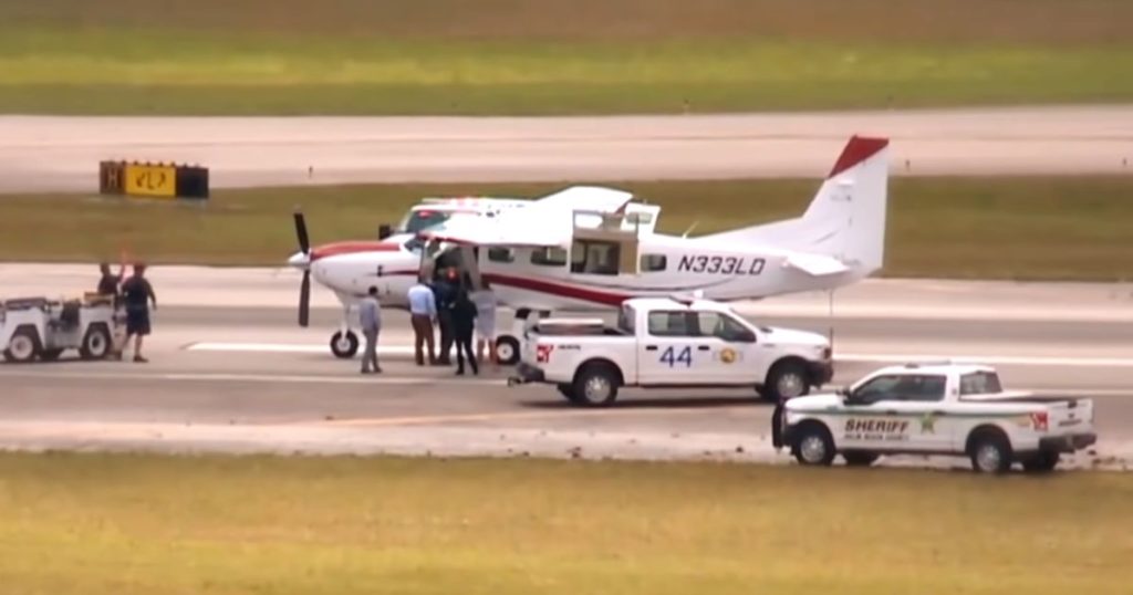 Passenger With No Flying Experience Safely Lands Plane After Pilot ...